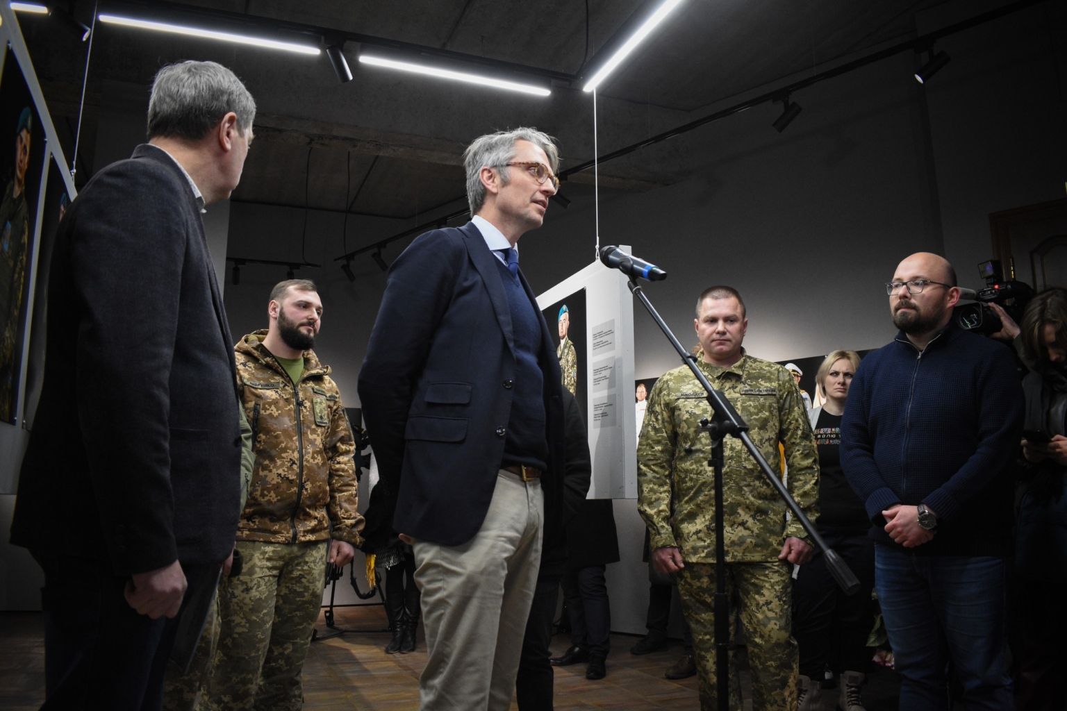 Fotoutställningen Defenders i Kiev - Crimson